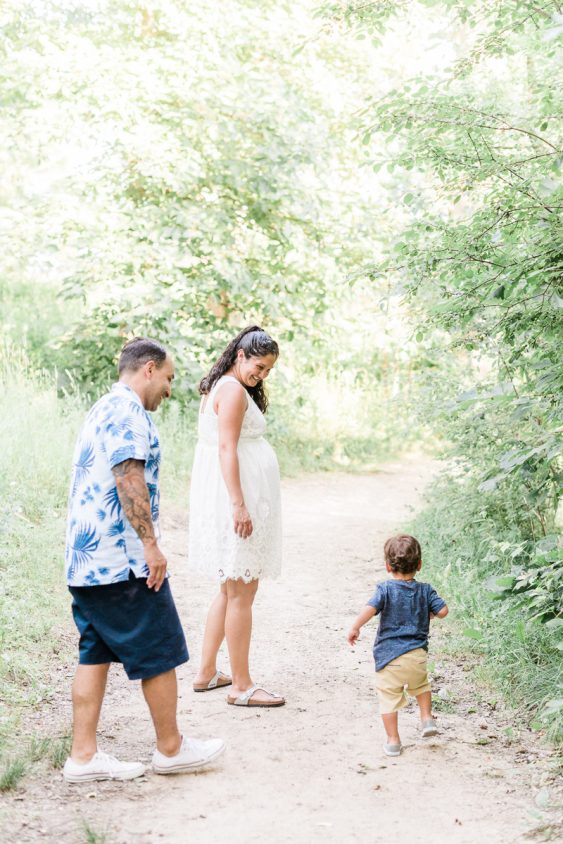 Light and Airy Chicago Suburb Family Photos at Mayslake Forest Preserve ...